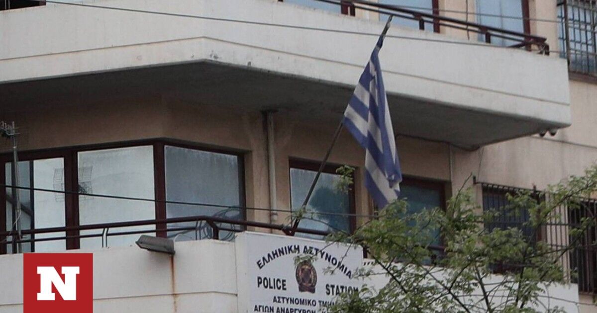 Άγιοι Ανάργυροι: Αστυνομικοί ζήτησαν από τον κόσμο να μην αφήνει ...