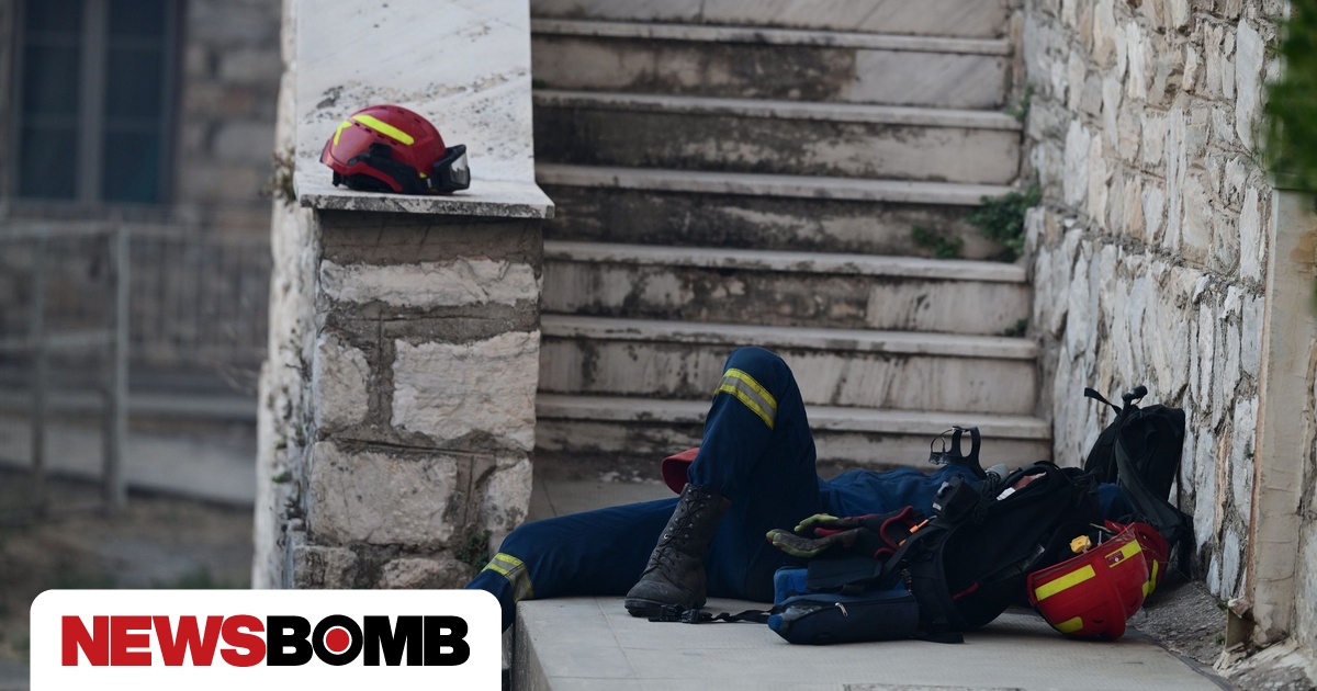 Φωτιά στην Αττική: Συγκλονίζει φωτογραφία πυροσβέστη μετά την ολονύχτια ...