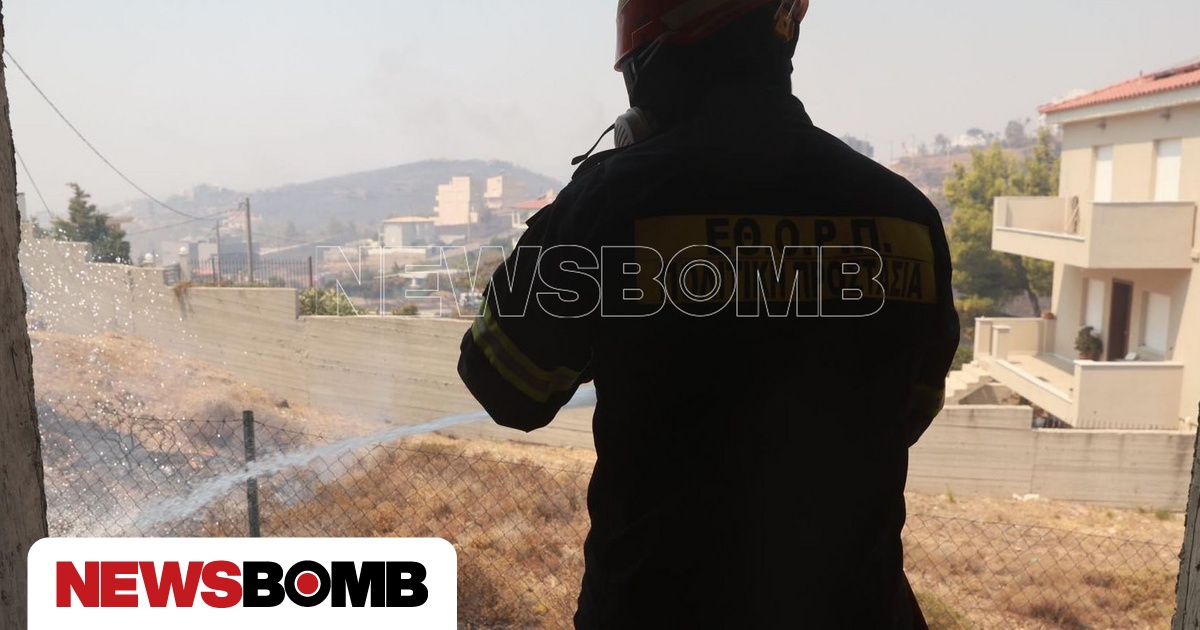 Φωτιά στην Αττική: Στις φλόγες σπίτια στη Διώνη - Φωτογραφίες ντοκουμέντο του Newsbomb.gr - Newsbomb