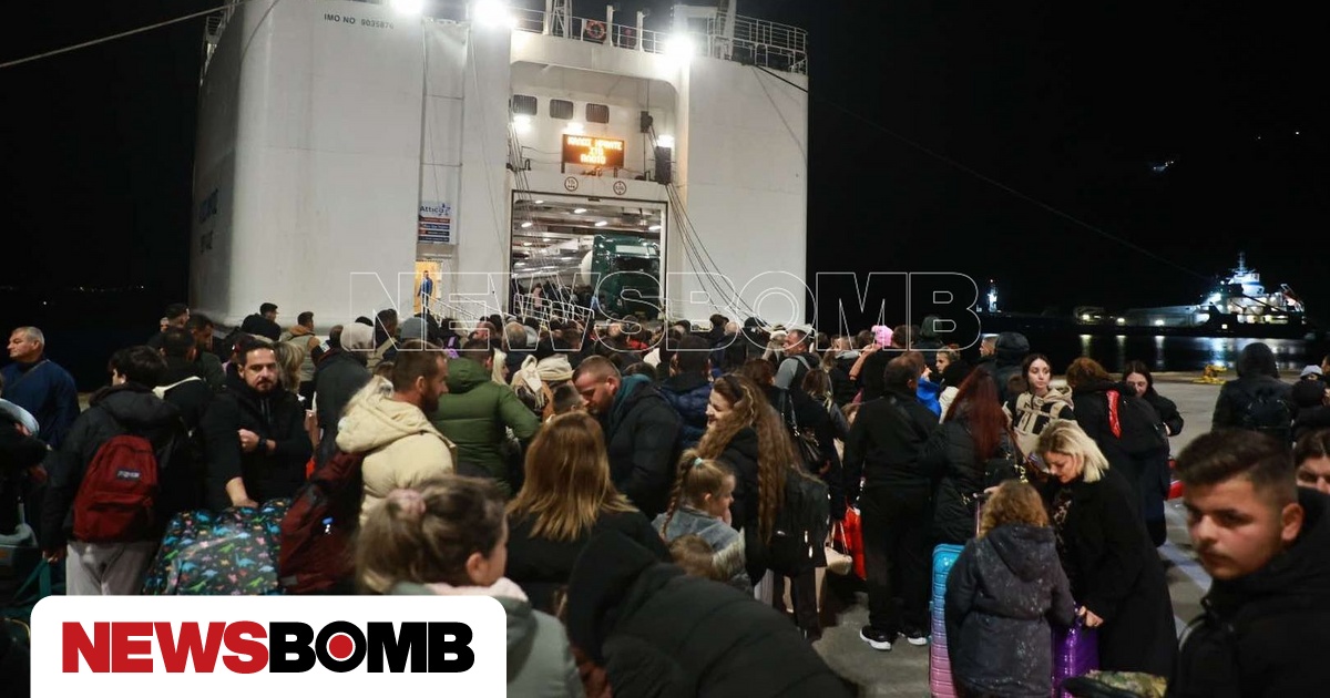 Αναχωρούν και οι «τελευταίοι»: Κοσμοσυρροή στο λιμάνι της Σαντορίνης ...