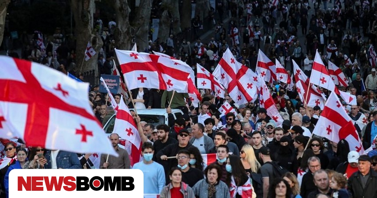 Χάος στη Γεωργία: Διαδηλωτές εισέβαλαν στο Κοινοβούλιο - Βίντεο - Newsbomb