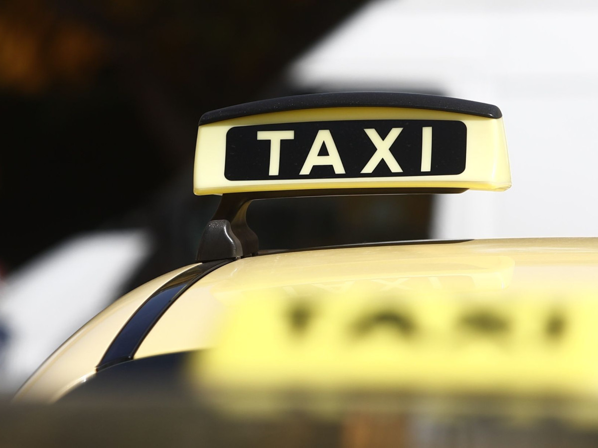 Taxi drivers protest new regulations favoring tourist vans | News ...