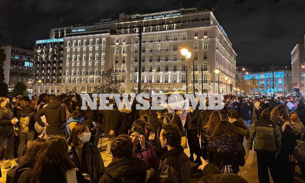 Σύνταγμα: Συγκέντρωση συμπαράστασης για το βιασμό της 24χρονης Γεωργίας ...