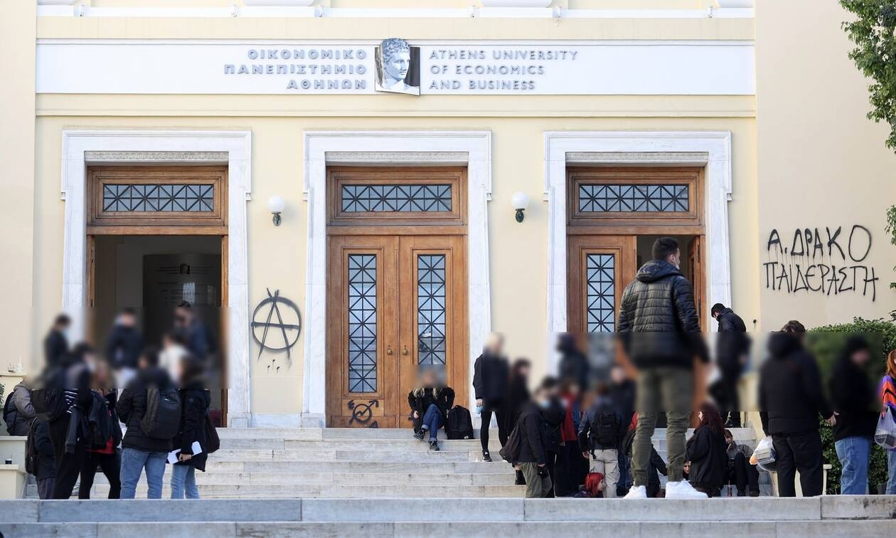 Επίθεση με καδρόνια σε περιπολικό της ΕΛ.ΑΣ. έξω από την ΑΣΟΕΕ - Newsbomb