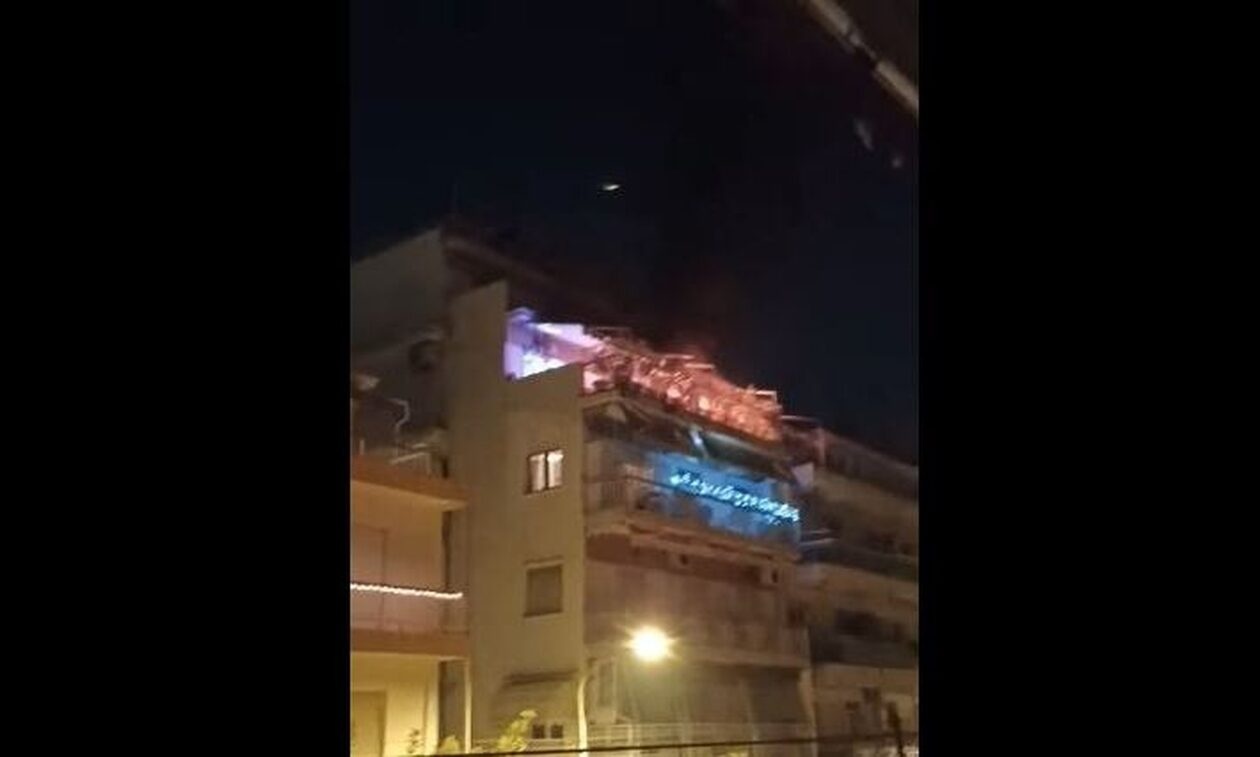Πυροτεχνήματα στο μπαλκόνι λαμπάδιασαν την τέντα τους - Newsbomb