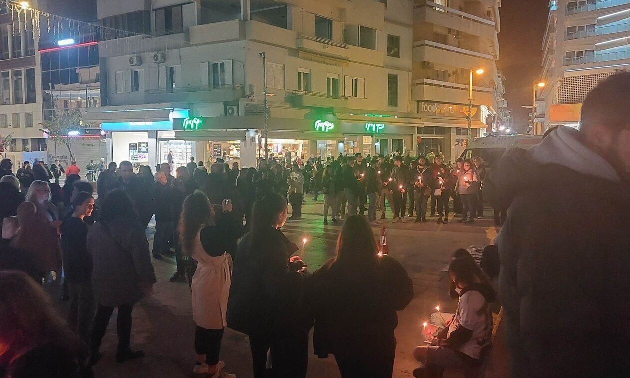 Τέμπη: Σιωπηρή διαμαρτυρία στο Ηράκλειο για τα θύματα του φονικού ...