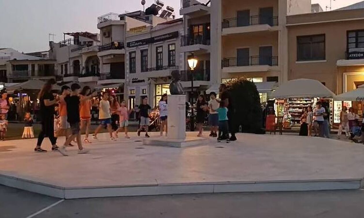 Ρεθυμνιωτάκια στήνουν χορό από το… πουθενά και μαγεύουν τους τουρίστες ...
