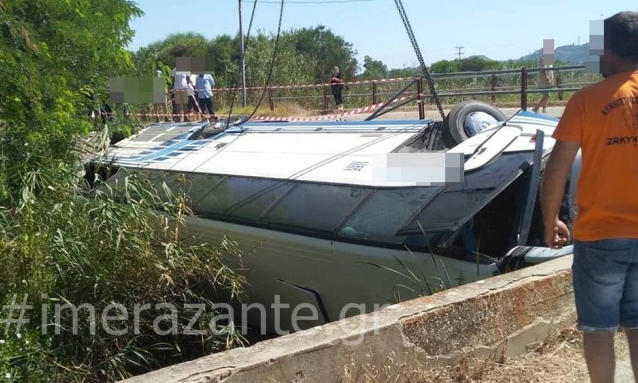 Ζάκυνθος: Τουριστικό λεωφορείο έπεσε σε γεφύρι - Newsbomb