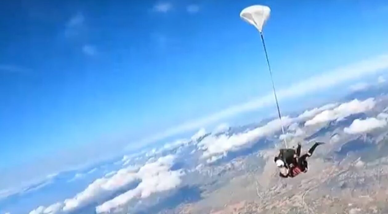 86χρονη που... ξέρει να ζει τη ζωή της έκανε ελεύθερη πτώση από τα 12. ...
