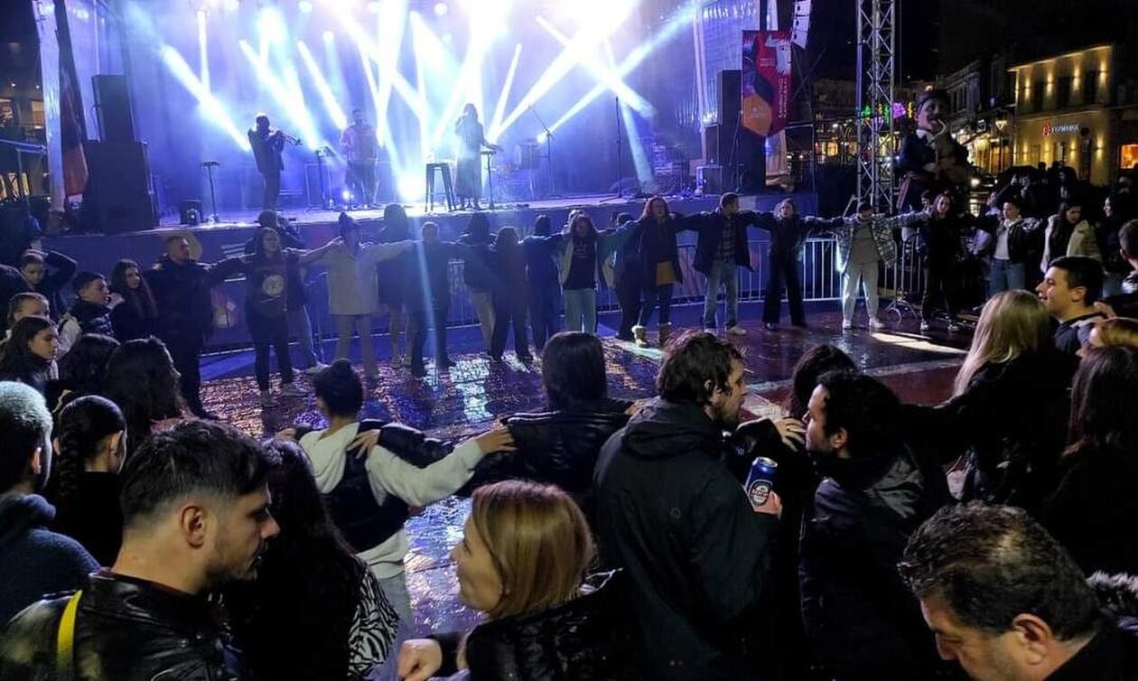 Ξάνθη: Χορεύουν στη βροχή στο καρναβάλι και τίποτα δεν τους σταματά ...