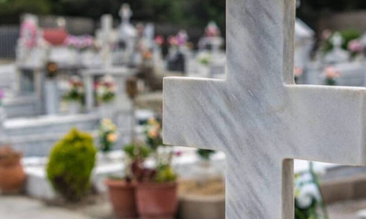 Πλημμύρισαν οι τάφοι σε νεκροταφείο της Κρήτης – Σοκάρει το βίντεο ...