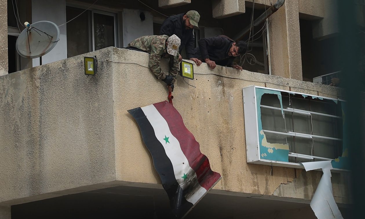 Ύψωσαν την σημαία της επανάστασης στην πρεσβεία της Συρίας στην Αθήνα ...