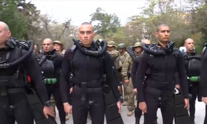 25η Μαρτίου: Ο ύμνος των Ο.Υ.Κ. πριν την παρέλαση - «Κόπηκε» στη ...
