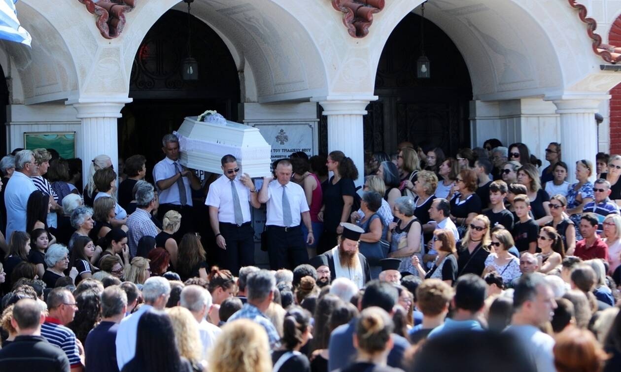 Τραγωδία σε λούνα παρκ: Θρήνος στην κηδεία της 13χρονης Σεράινα - Newsbomb