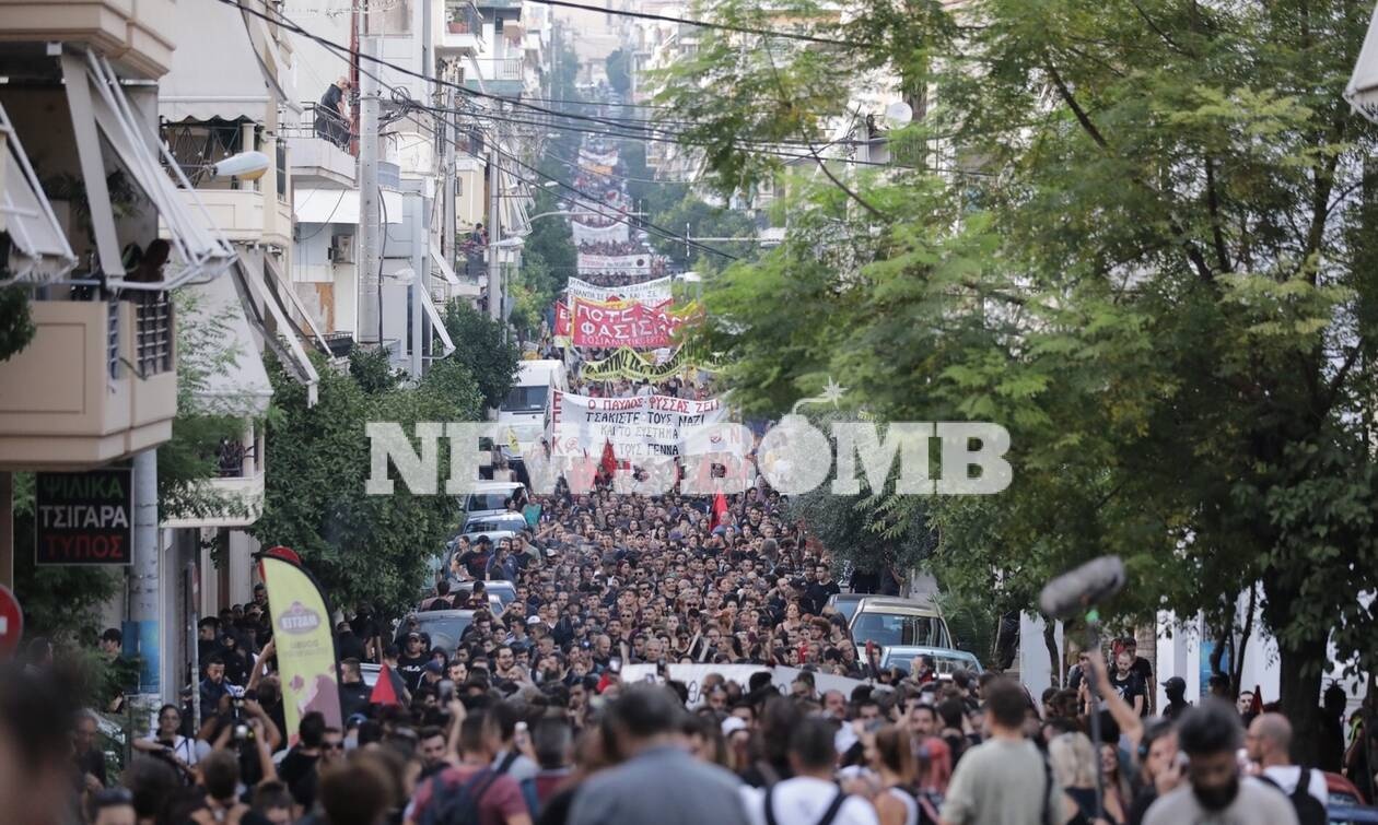 Πλήθος κόσμου στην πορεία για τον Παύλο Φύσσα - Μικροεπεισόδια στον ...