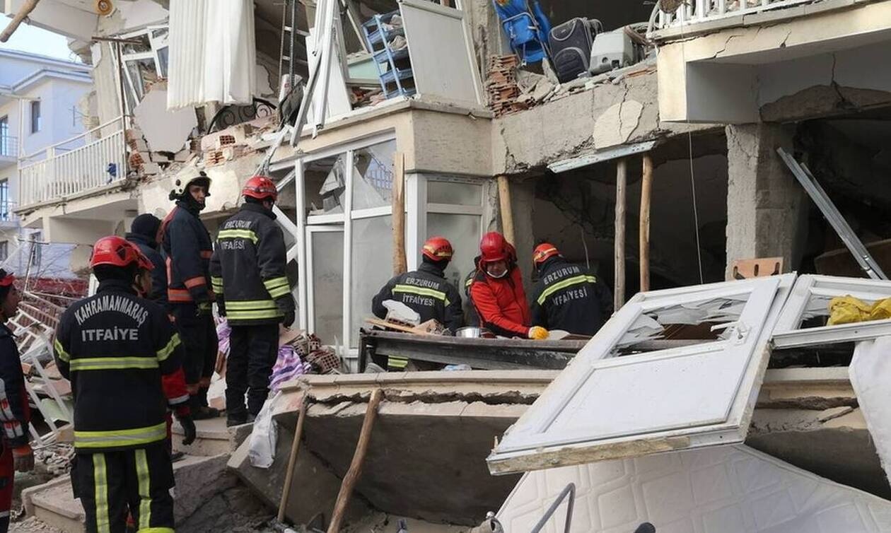 Σεισμός-Τουρκία: Εικόνες καταστροφής, δεκάδες νεκροί και εγκλωβισμένοι ...