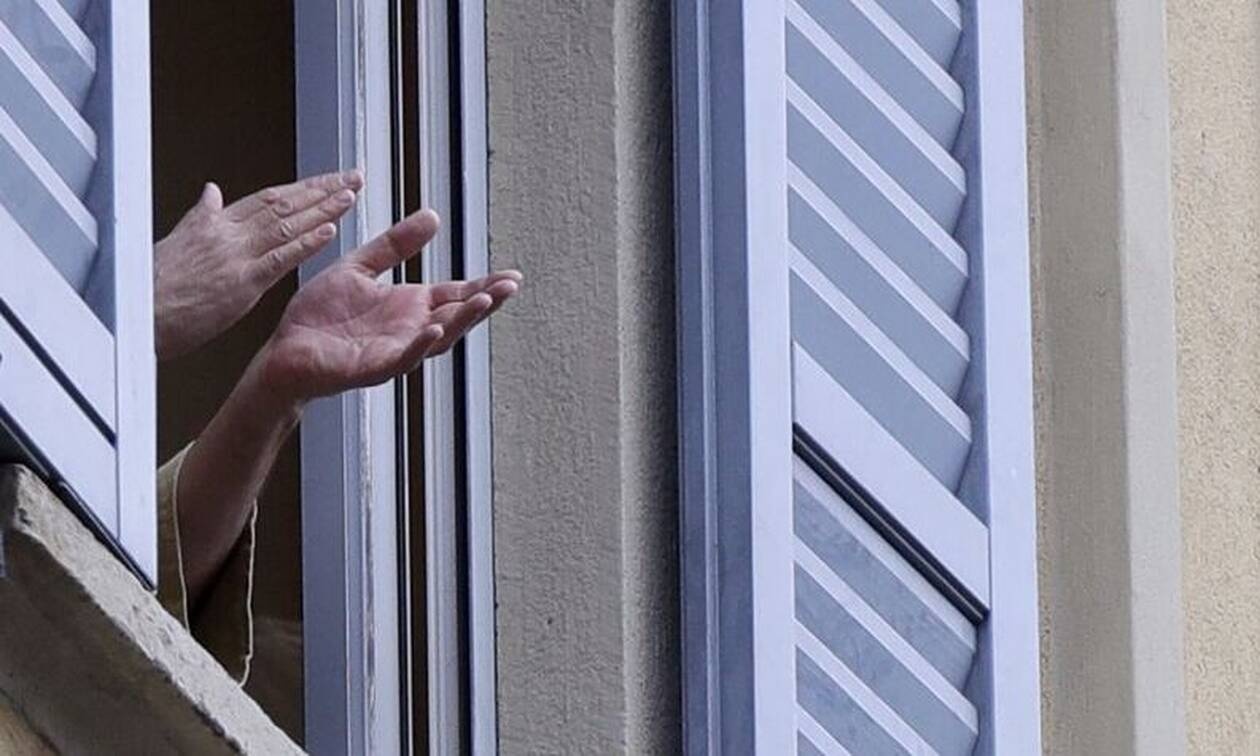 Κορονοϊός: Οι Έλληνες βγαίνουν στις 21.00 στα μπαλκόνια και ...