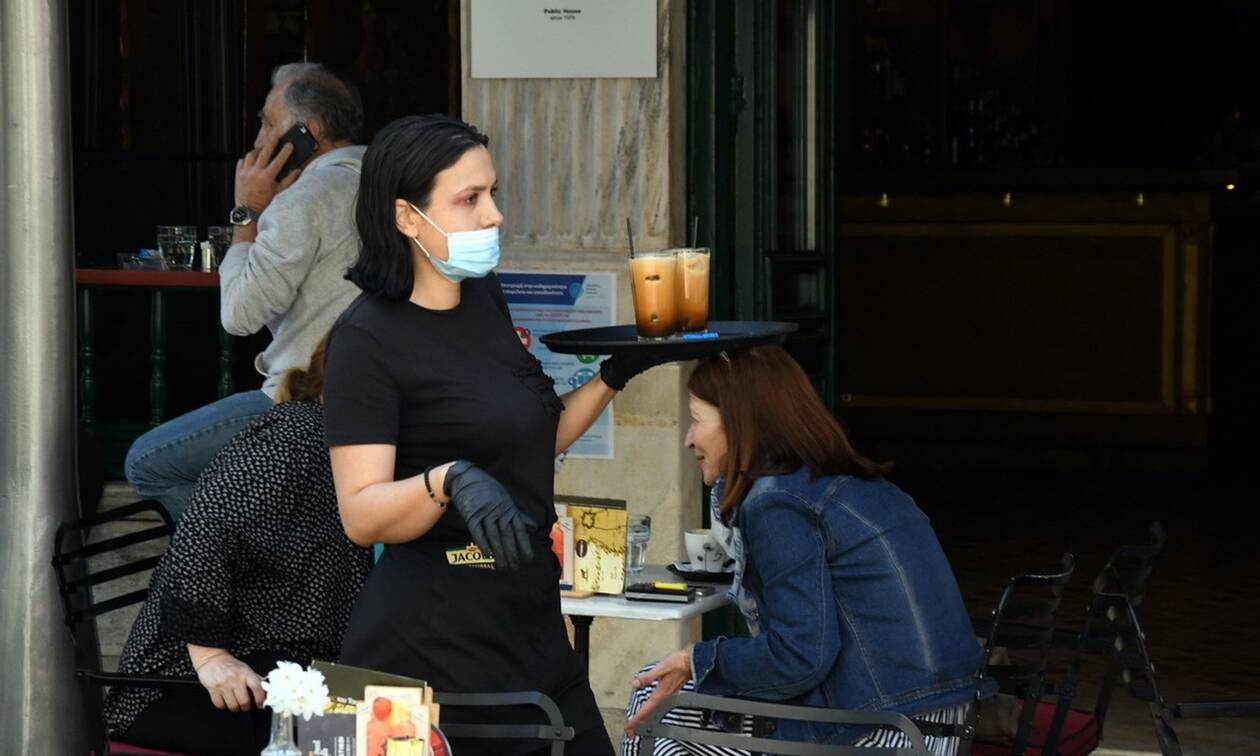 Κορονοϊός: Πώς θα φοράμε μάσκα σε καταστήματα εστίασης όπως καφέ, μπαρ ...