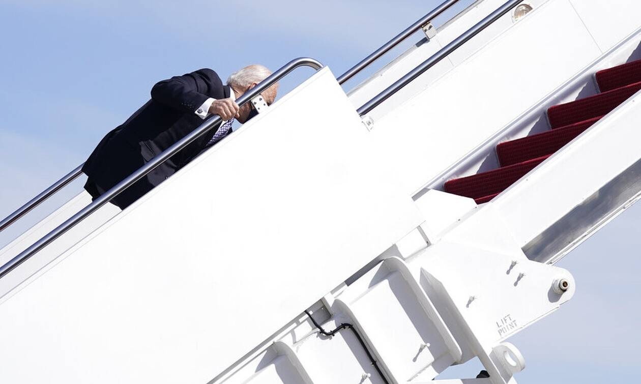 Μπάιντεν: Μπέρδεψε τα πόδια του! Έπεσε τρεις φορές στις σκάλες του Air ...