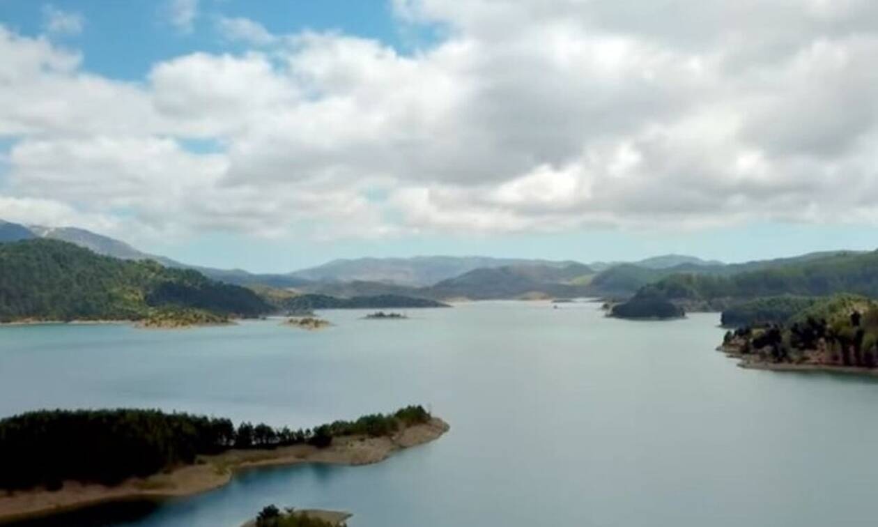 Η λίμνη της Ελλάδας που θα κάνεις χάρη στον εαυτό σου να επισκεφθείς ...