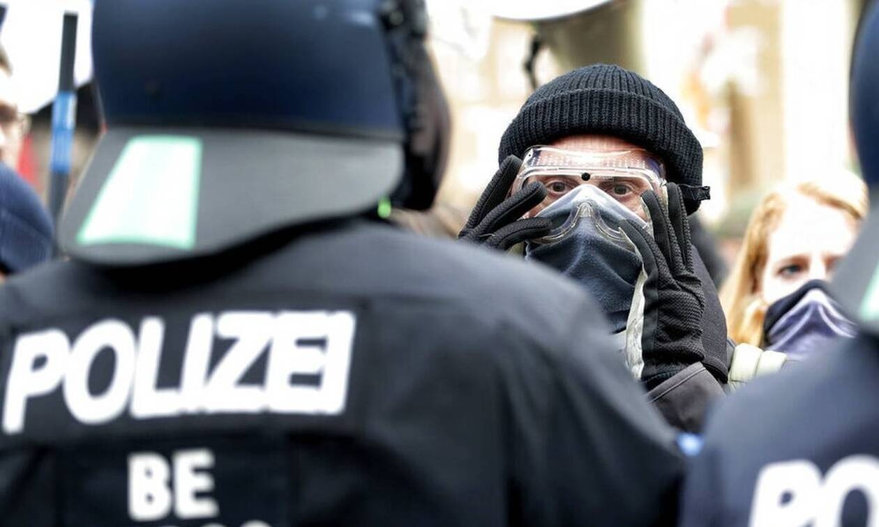 Lockdown - Γερμανία: Συγκρούσεις με την αστυνομία σε μαζική διαδήλωση ...