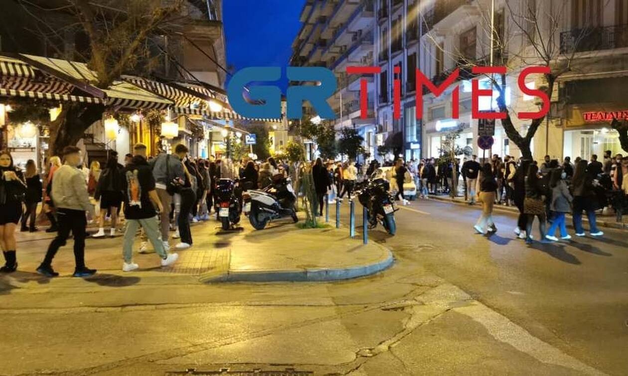 Θεσσαλονίκη: Κανένα μέτρο προστασίας - Ουρές από πλήθος και ένα ποτό ...