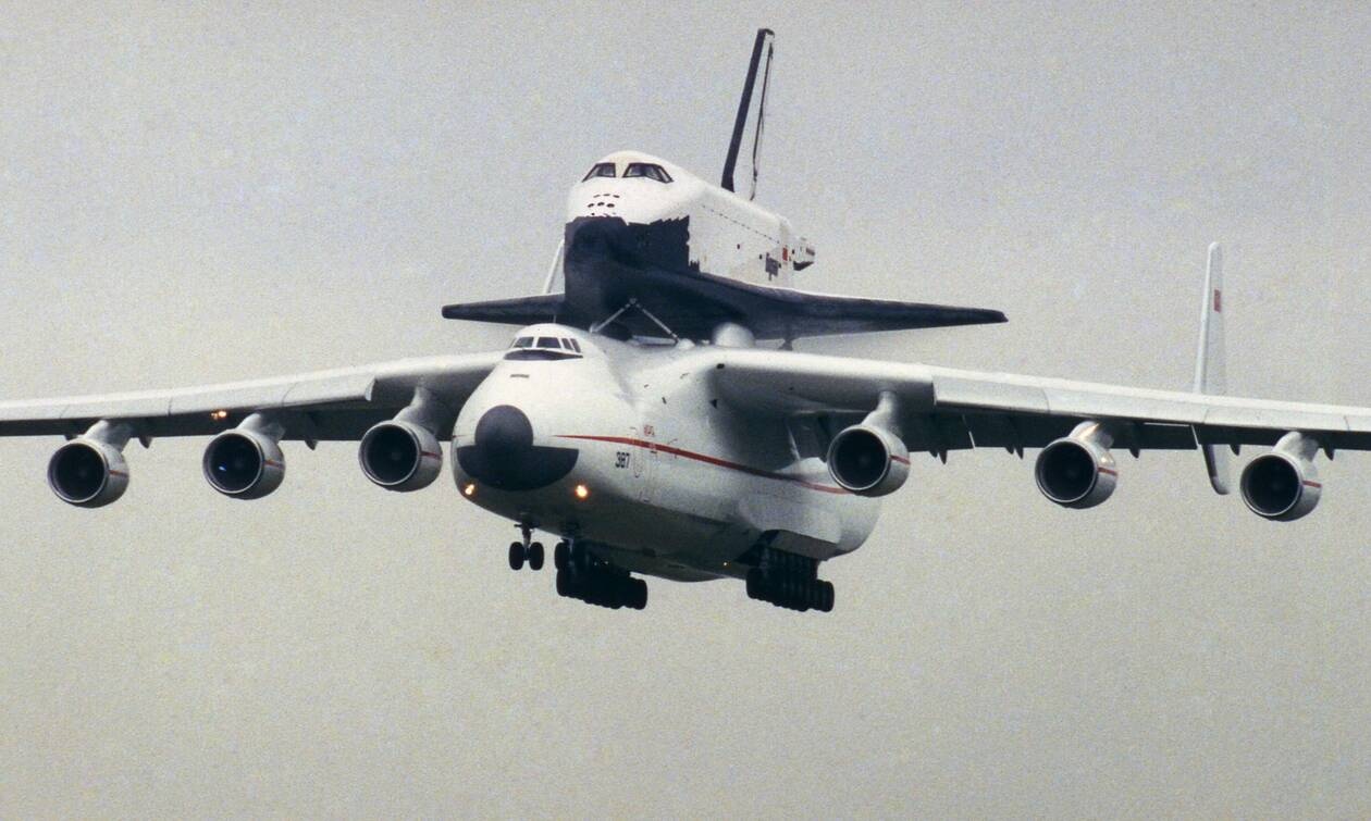 Το διαστημόπλοιο που κατέληξε σε ένα υπόστεγο, βαμμένο με γκράφιτι: Η ...