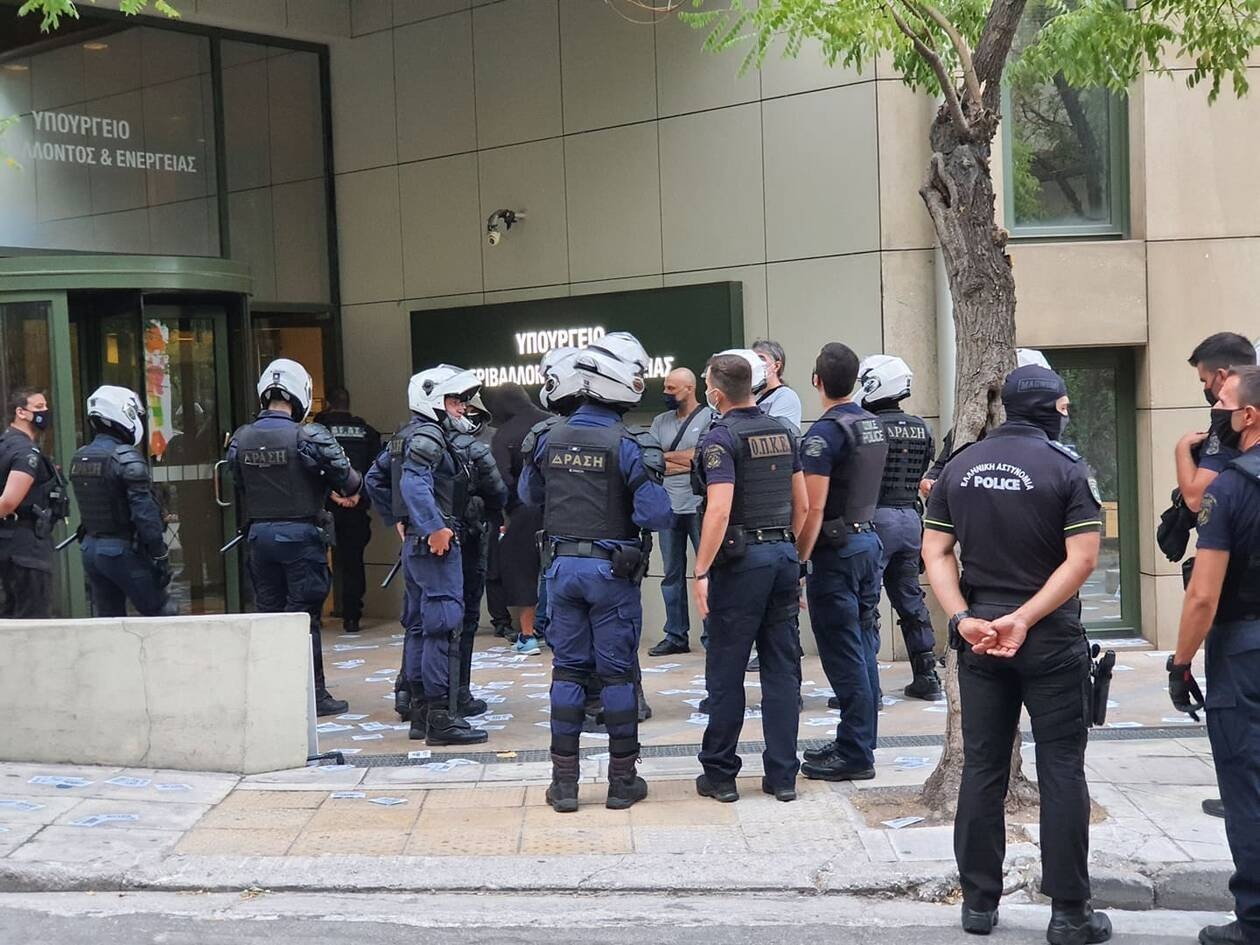 Εισβολή στο ΥΠΕΝ: Η ΕΛΑΣ προχώρησε στη σύλληψη 24 μελών του «Ρουβίκωνα ...