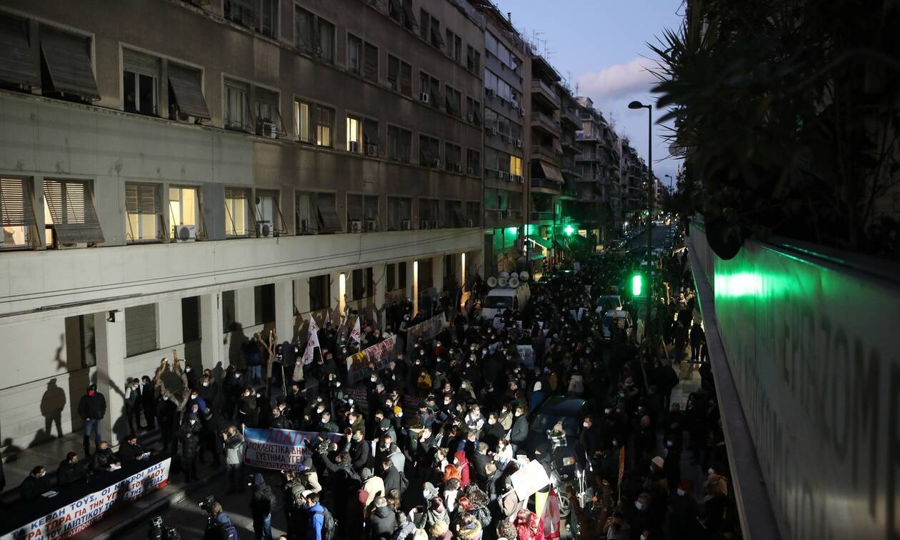 Συγκέντρωση διαμαρτυρίας υγειονομικών και συνδικάτων έξω από το ...