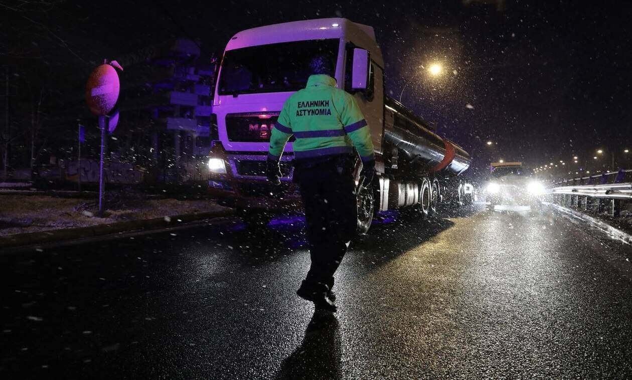 Πυκνές χιονοπτώσεις στην Αττική - Με αλυσίδες η κυκλοφορία στην Παλιά ...