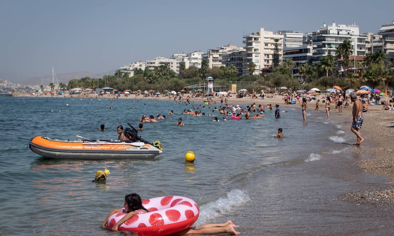 Γέμισαν οι παραλιες στην Αττική: Πόσο κόστισε η «πρώτη βουτιά» στις ...