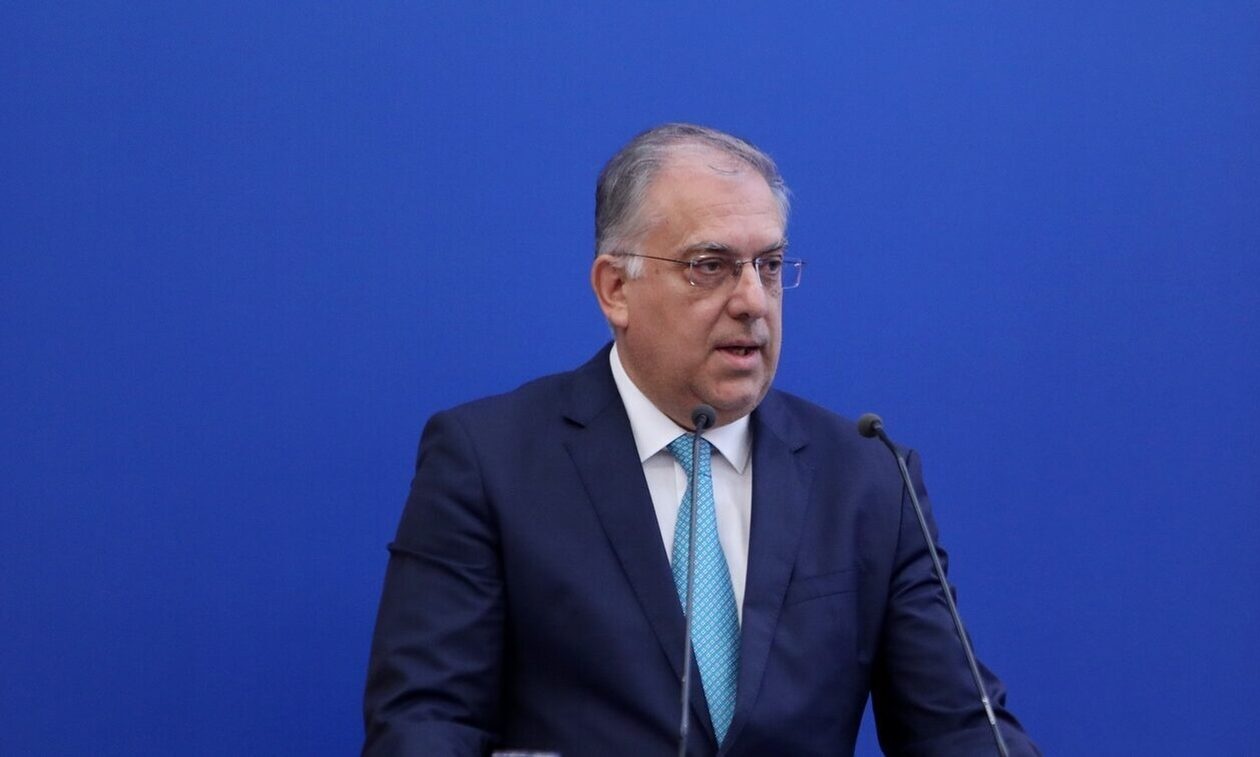Επίθεση με πέτρες και μπογιές στο γραφείο του Τάκη Θεοδωρικάκου - Newsbomb