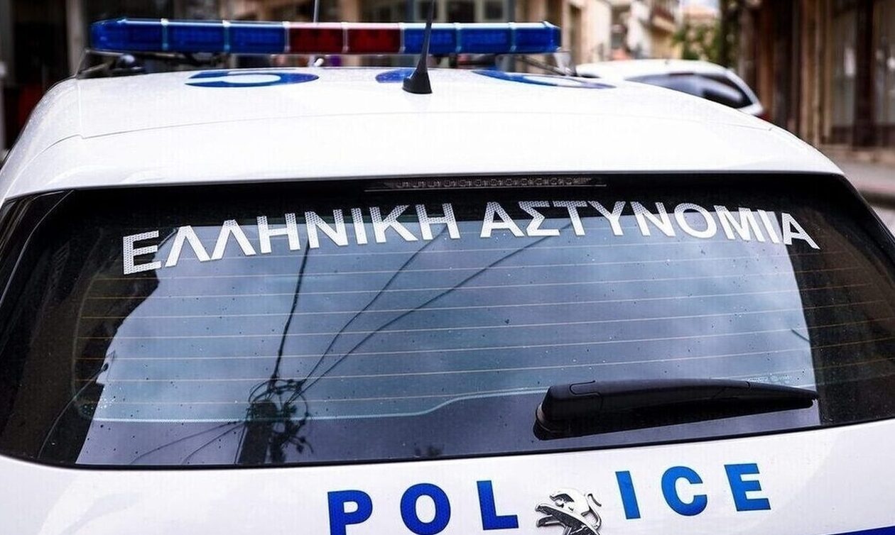 Πύργος: Αγόρασε ωμό κοτόπουλο και το έφαγε στη μέση του δρόμου - Newsbomb
