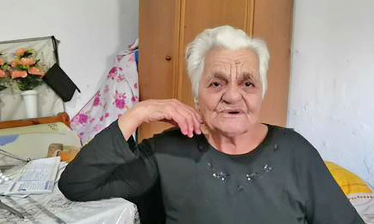 H γιαγιά Αμαλία που πάντα φιλεύει περαστικούς από το χωριό της - Newsbomb