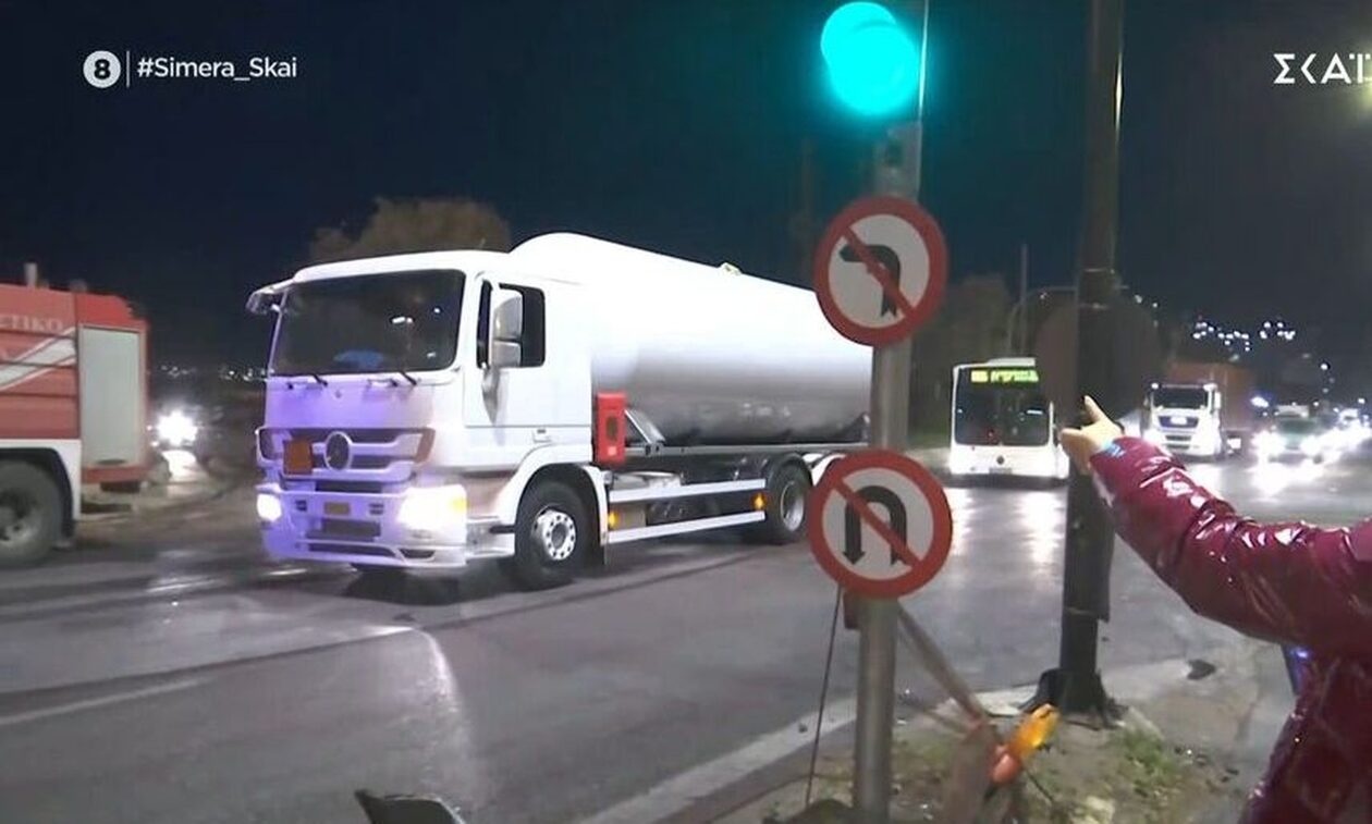 Καραμπόλα αυτοκινήτων στον Ασπρόπυργο, στο ύψος των Διυλιστηρίων - Ένας ...