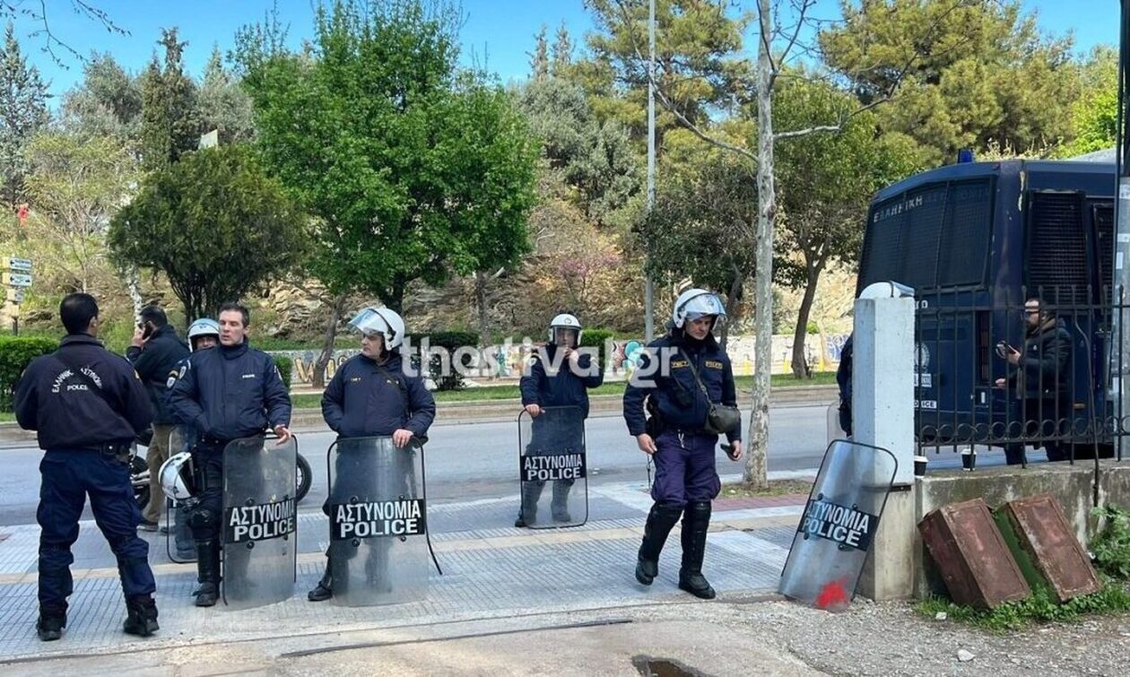 Επίθεση με πέτρες σε διμοιρία ΜΑΤ στο ΑΠΘ - Newsbomb