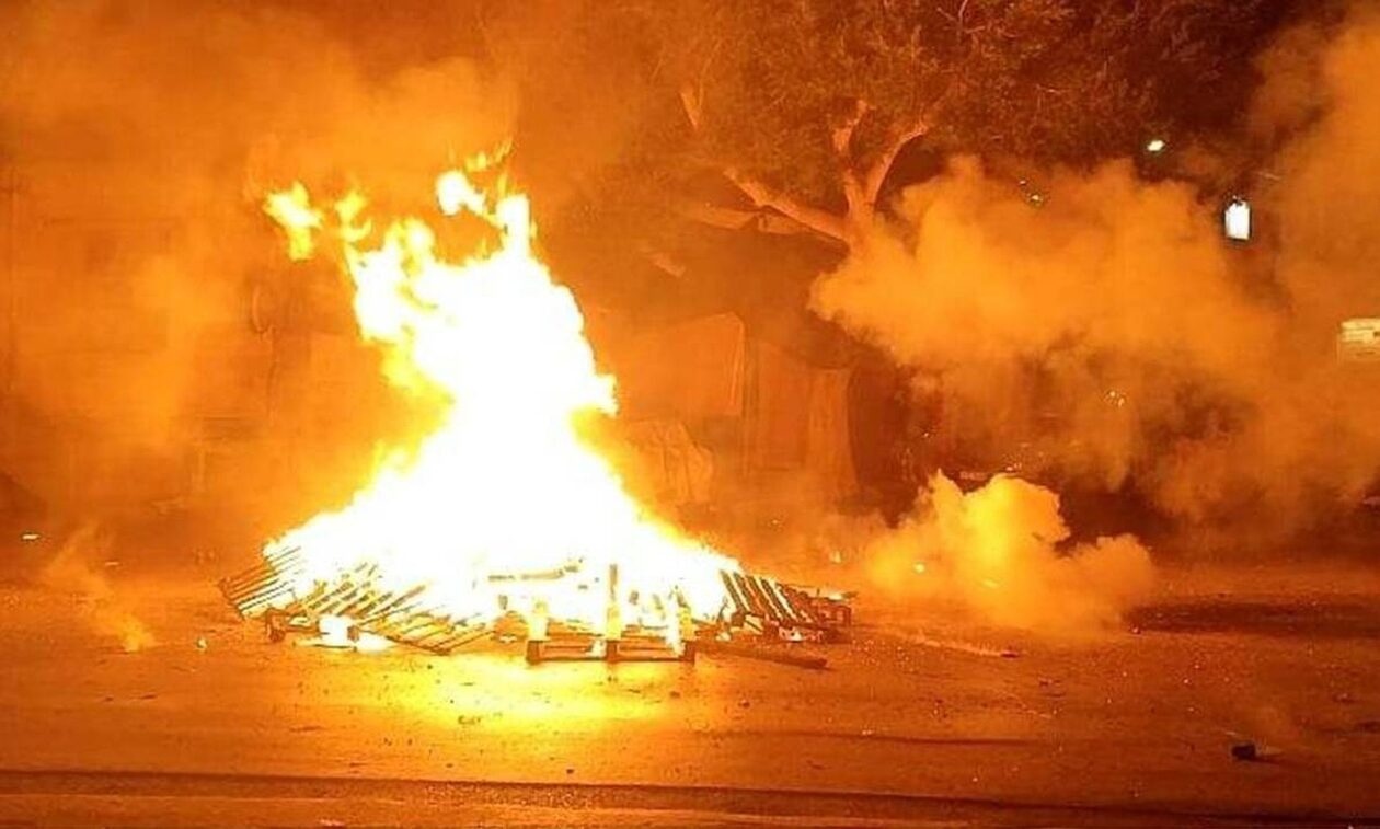 Κρήτη: Τέσσερα αυτοκίνητα κάηκαν από τις φωτιές της Ανάστασης - Μολότοφ ...