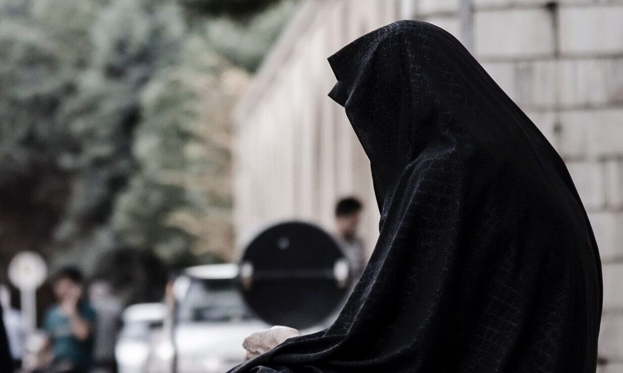 Βόλος: Τι λέει η φοιτήτρια που ξυλοκοπήθηκε από τον πατέρα της επειδή ...