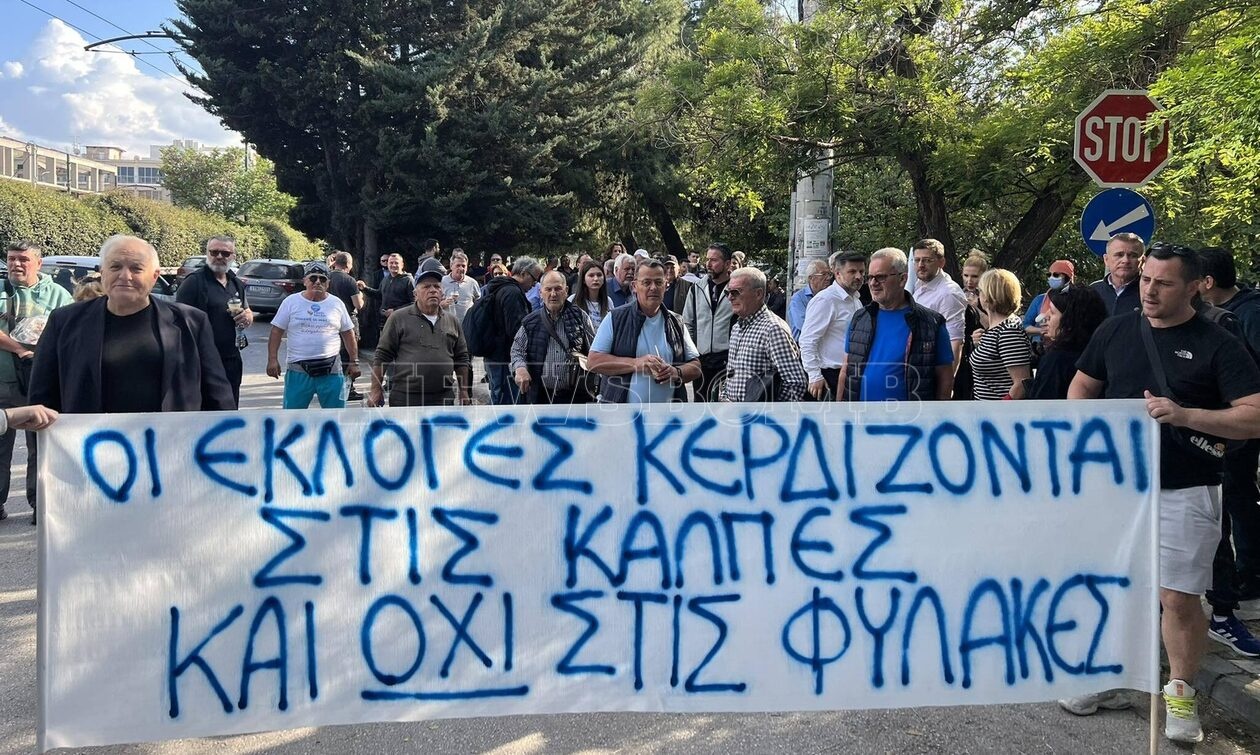 Φρέντι Μπελέρη: Ειρηνική συγκέντρωση διαμαρτυρίας έξω από την Αλβανική ...