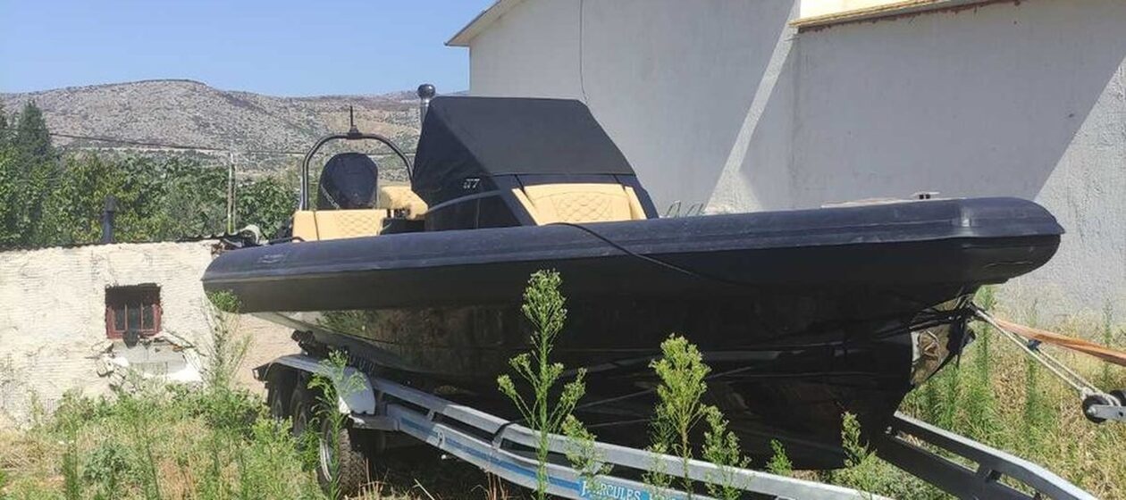 Φουσκωτό σκάφος εκλάπη στη Βουλιαγμένη και βρέθηκε... στα Λιόσια ...