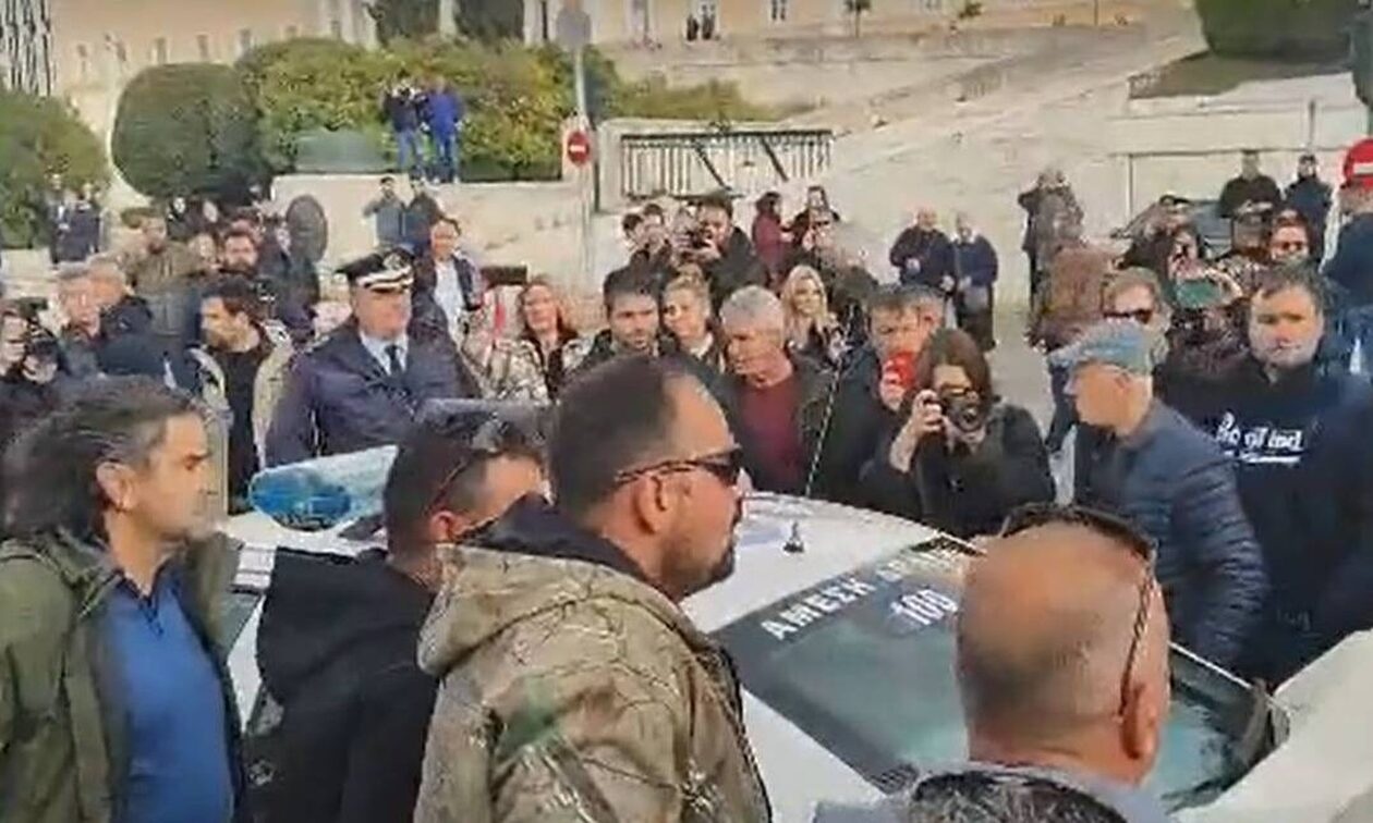 Αγρότες σπρώχνουν περιπολικό μπροστά στη Βουλή - Newsbomb