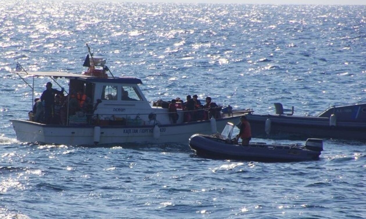 Σάμος: Επεισοδιακή καταδίωξη ταχύπλοου και σύλληψη διακινητή μεταναστών ...