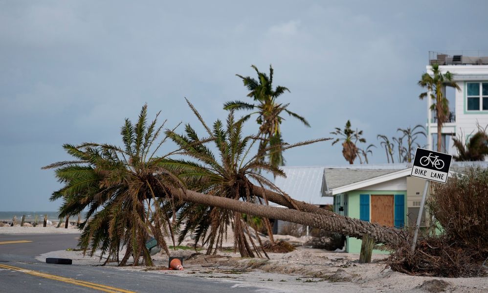 LIVE BLOG: Υγειονομική «βόμβα» ο τυφώνας Μίλτον: Μπλακ άουτ, μολυσμένα ...
