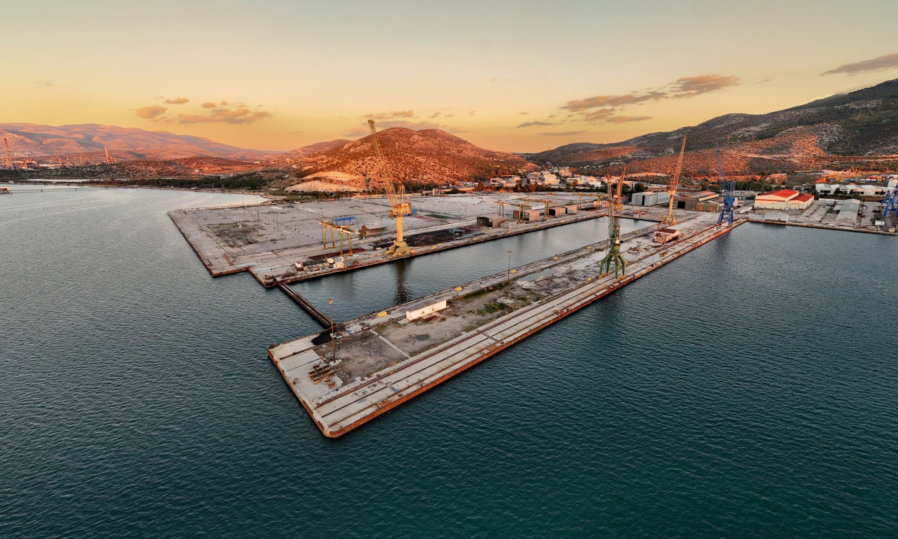 Φωτιά σε δεξαμενή στα Ναυπηγεία Σκαραμαγκά - Newsbomb