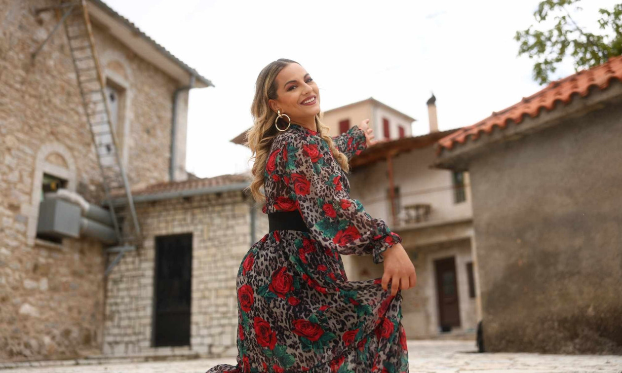 Τζένη Κατσίγιαννη: Κυκλοφόρησε το νέο της τραγούδι με τίτλο «Για μένα ...