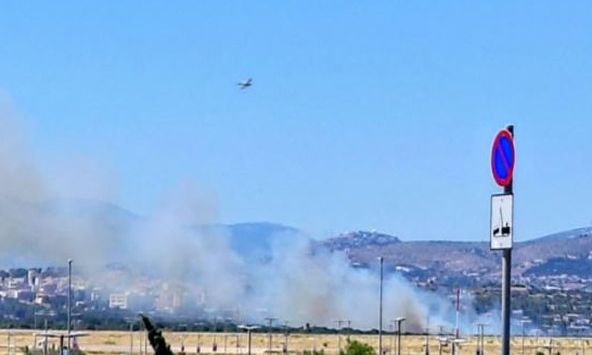 Φωτιά τώρα στα Σπάτα - Επιχειρούν επίγειες και εναέριες δυνάμεις - Newsbomb