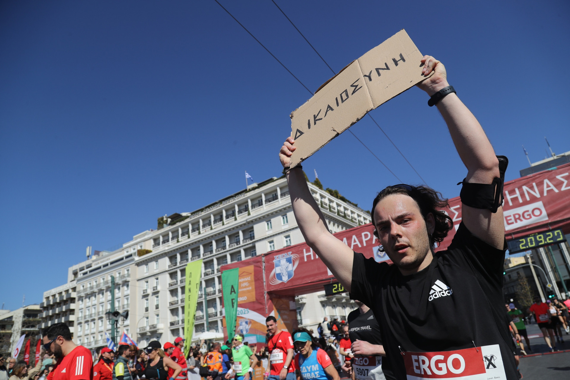 Ημιμαραθώνιος Αθήνας 2025: Γέμισε με μηνύματα για τα Τέμπη - Οξυγόνο και δικαιοσύνη ζήτησαν ...