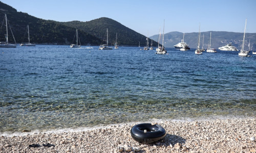 Γέμισαν οι παραλιες στην Αττική: Πόσο κόστισε η «πρώτη βουτιά» στις ...