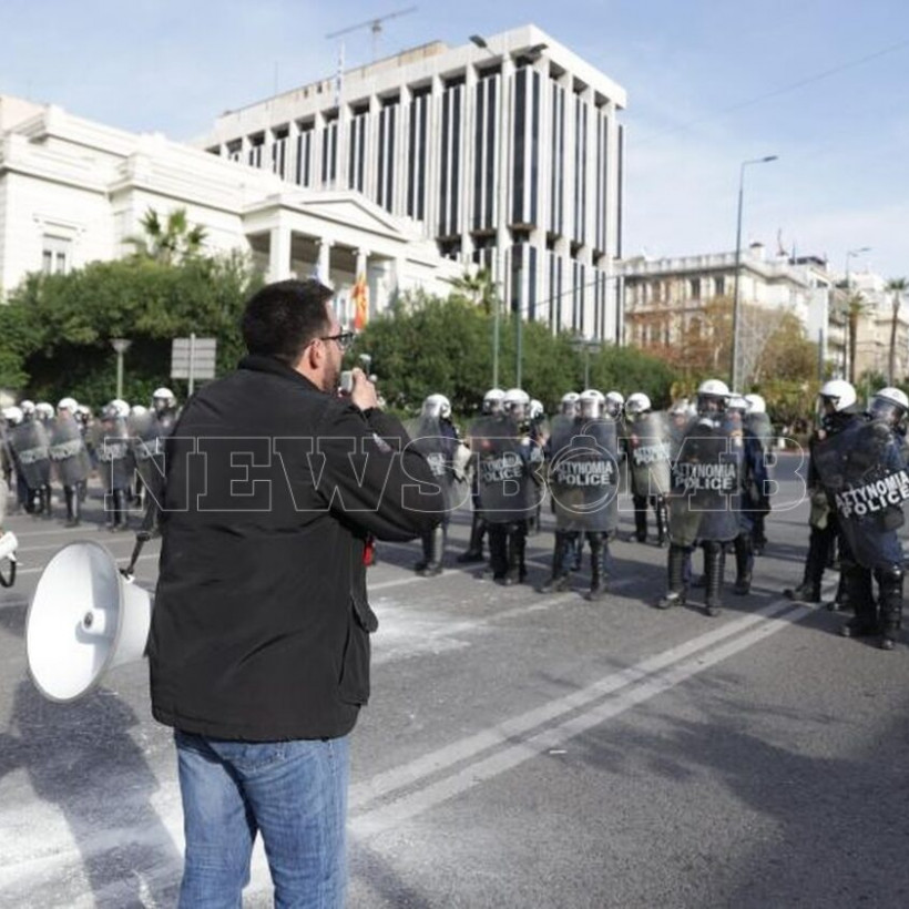Ένταση έξω από τη Βουλή σε πορεία εκπαιδευτικών - Newsbomb