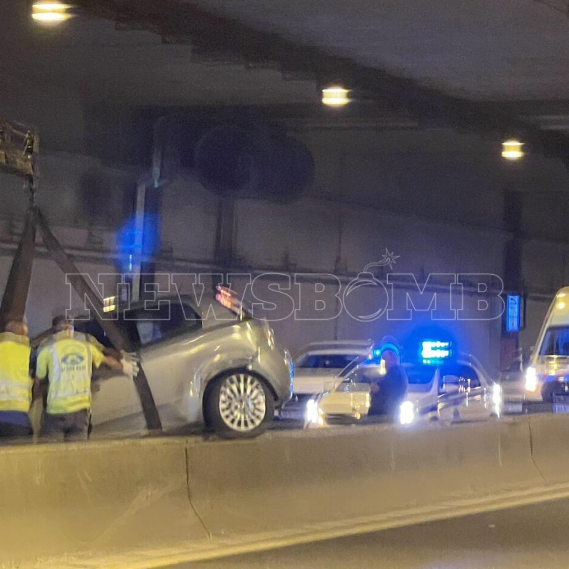 Τροχαίο στην Αττική οδό: Αυτοκίνητο καβάλησε κράσπεδο - Φωτορεπορτάζ του Newsbomb.gr - Newsbomb